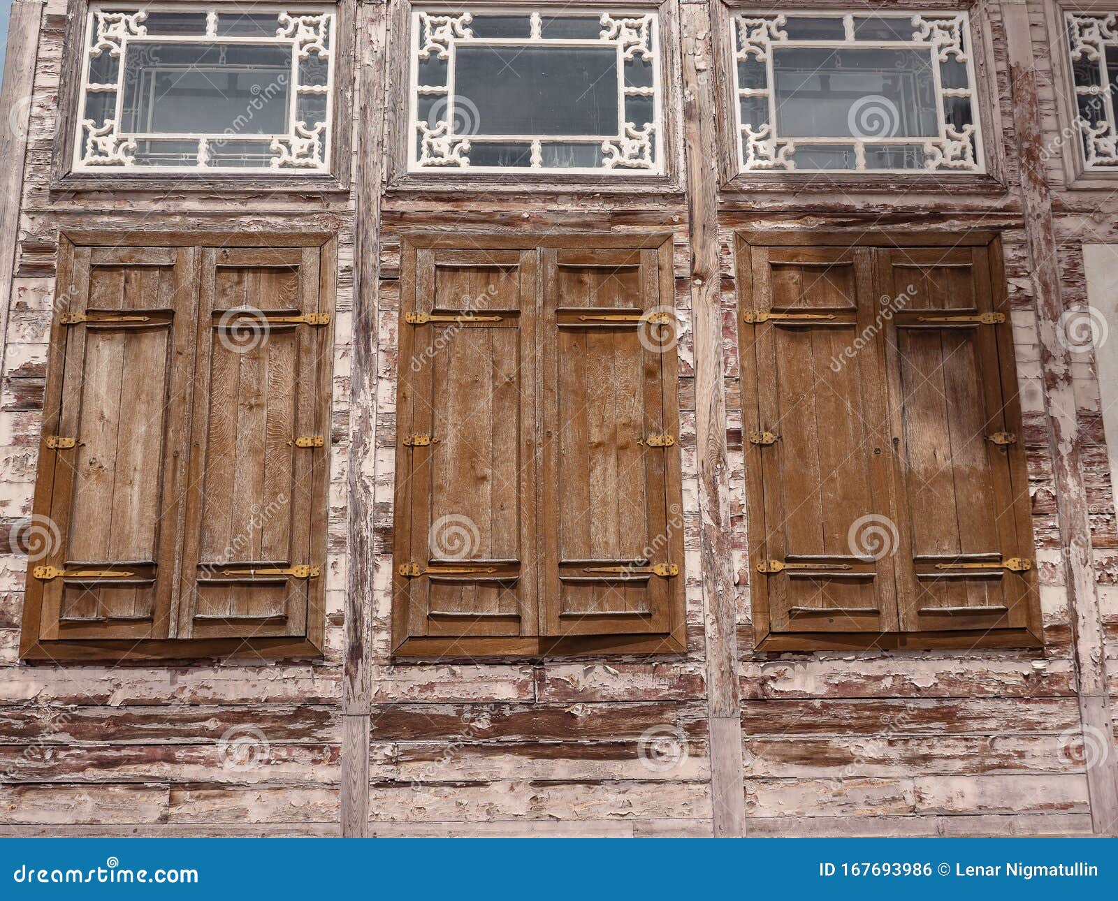 Postigos De Madera En El Edificio Histórico Foto de archivo - Imagen de ...