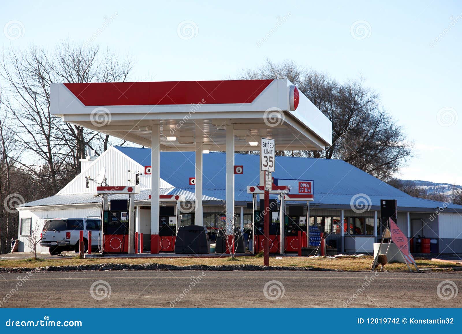 Posto de gasolina moderno foto de stock. Imagem de tanque - 12019742