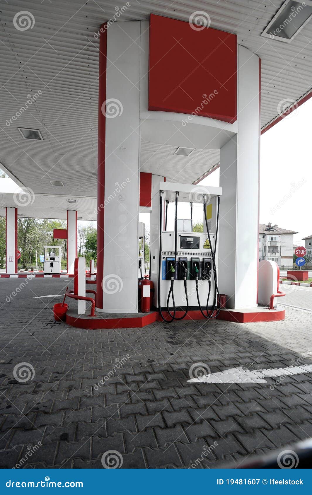 Posto de gasolina moderno imagem de stock. Imagem de suficiência - 19481607