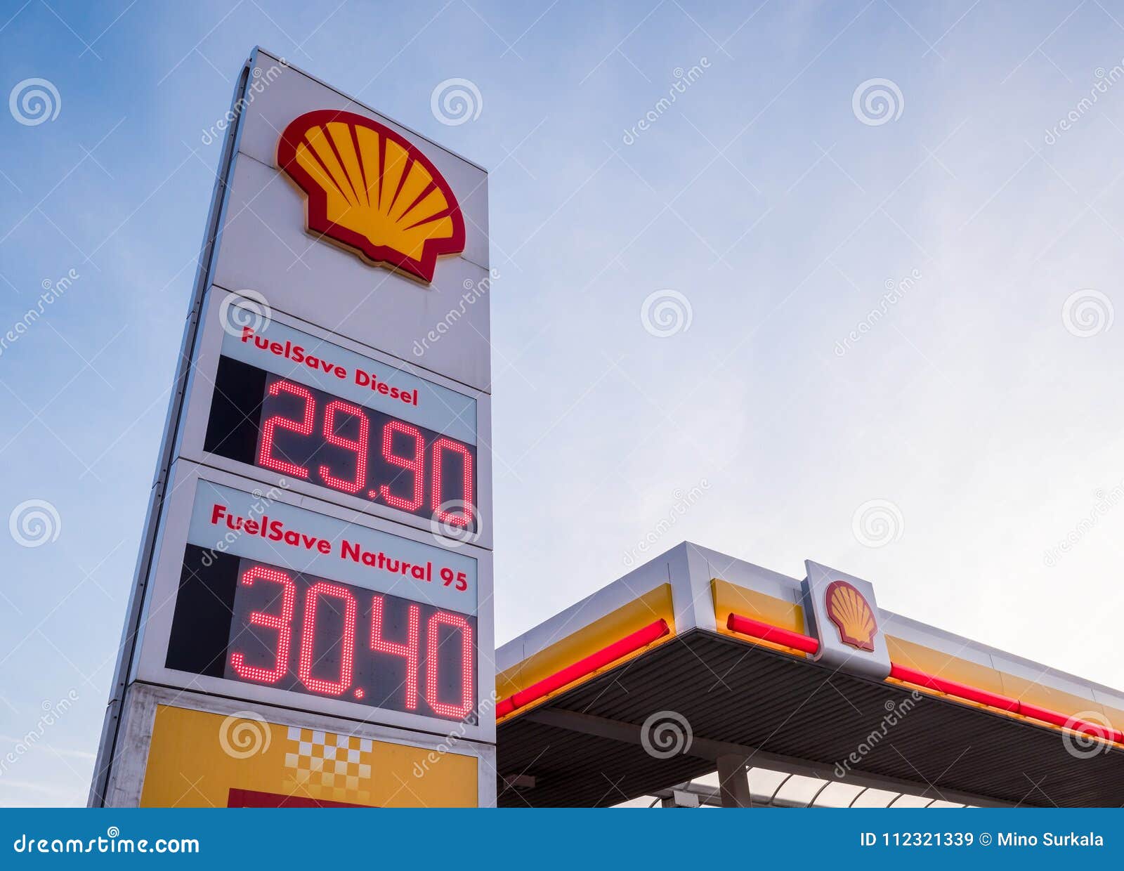 Posto De Gasolina De Shell Com Um Painel Da Propaganda Imagem de Stock ...