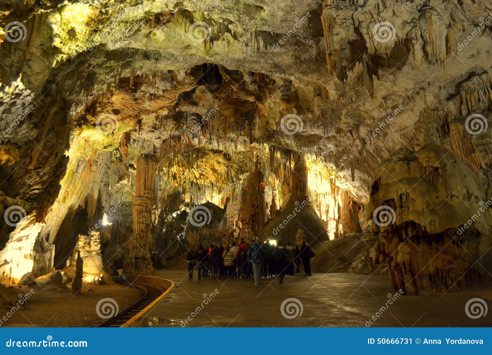 Postojna grotta Slovenien fotografering för bildbyråer. Bild av mörkt ...