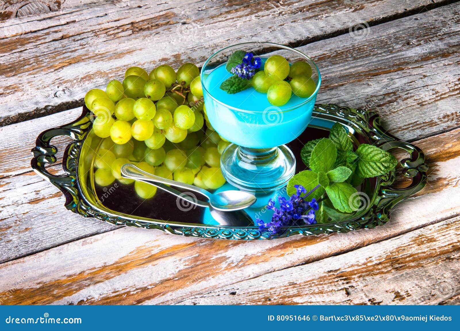 Postre Con La Jalea Y Las Uvas Azules Foto de archivo - Imagen de ...