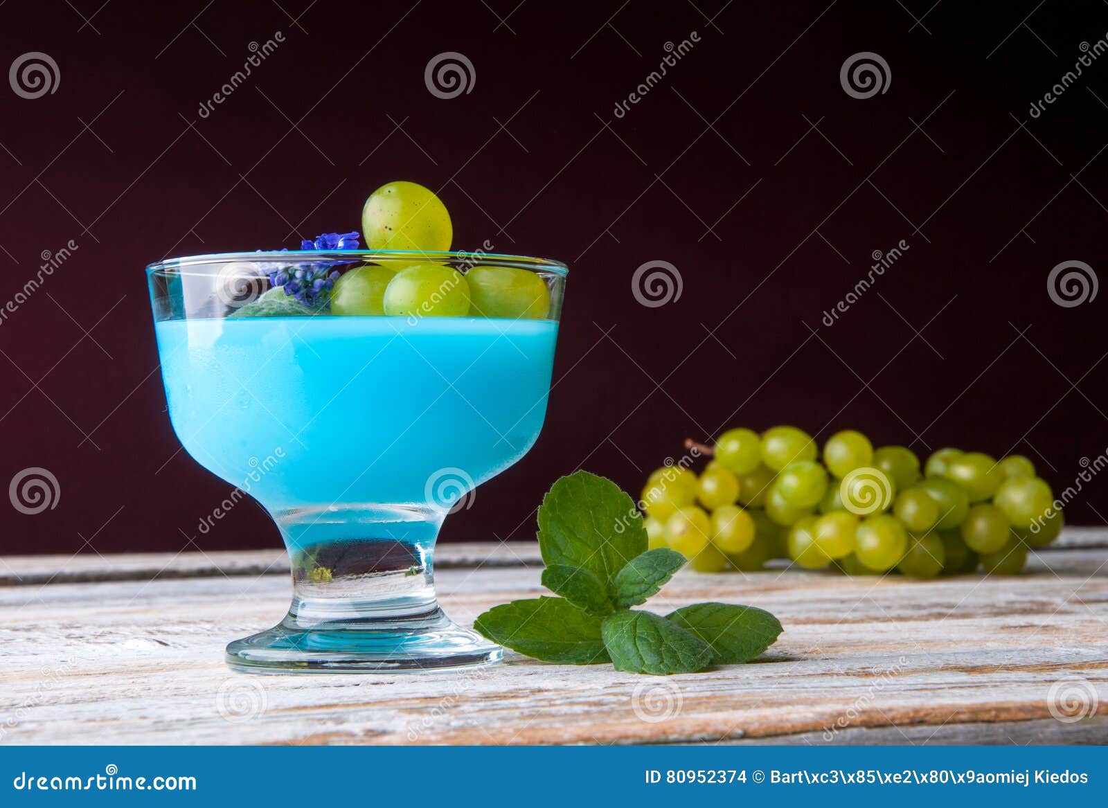 Postre Con La Jalea Y Las Uvas Azules Foto de archivo - Imagen de verde ...