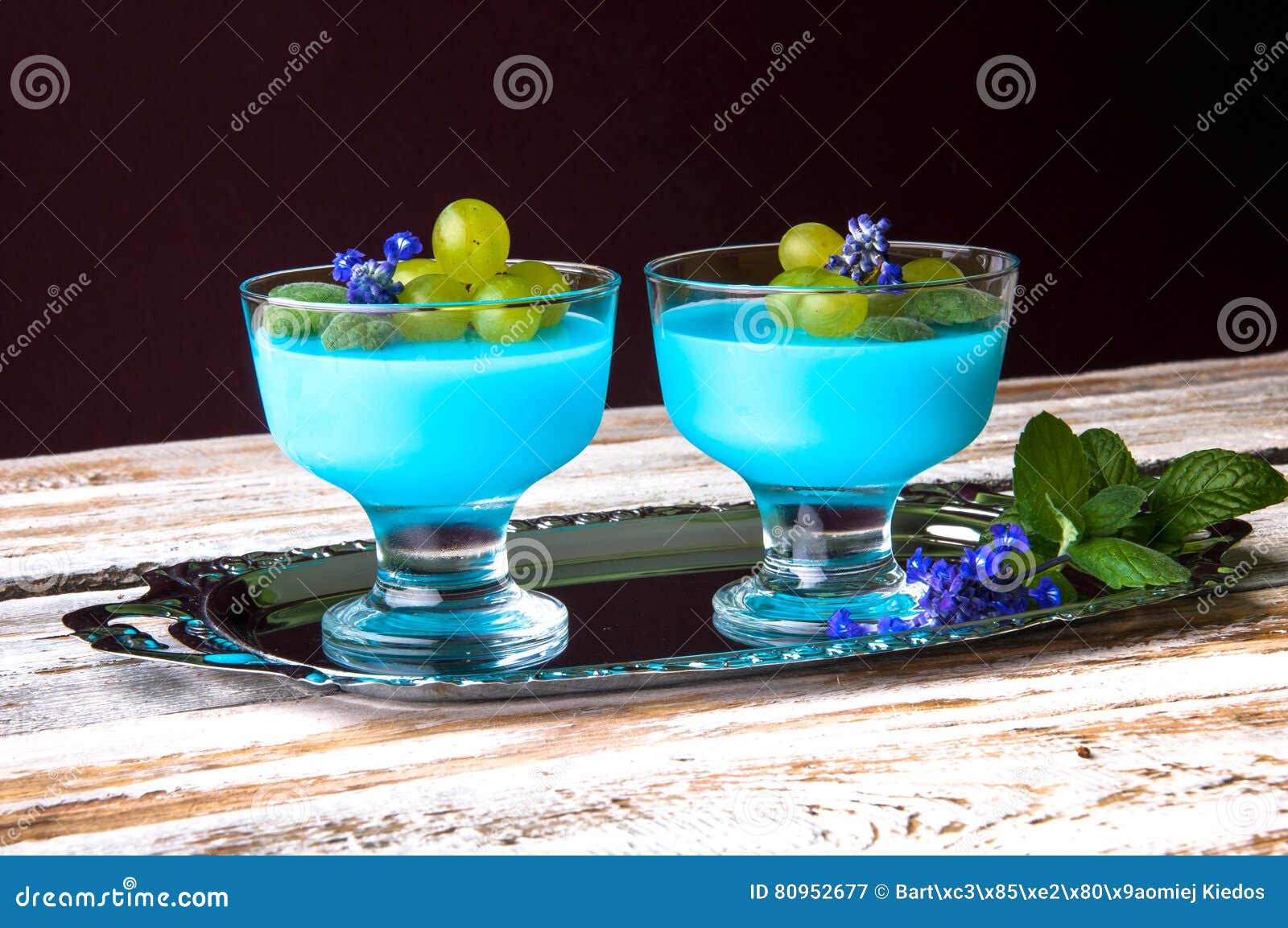Postre Con La Jalea Y Las Uvas Azules Imagen de archivo - Imagen de ...