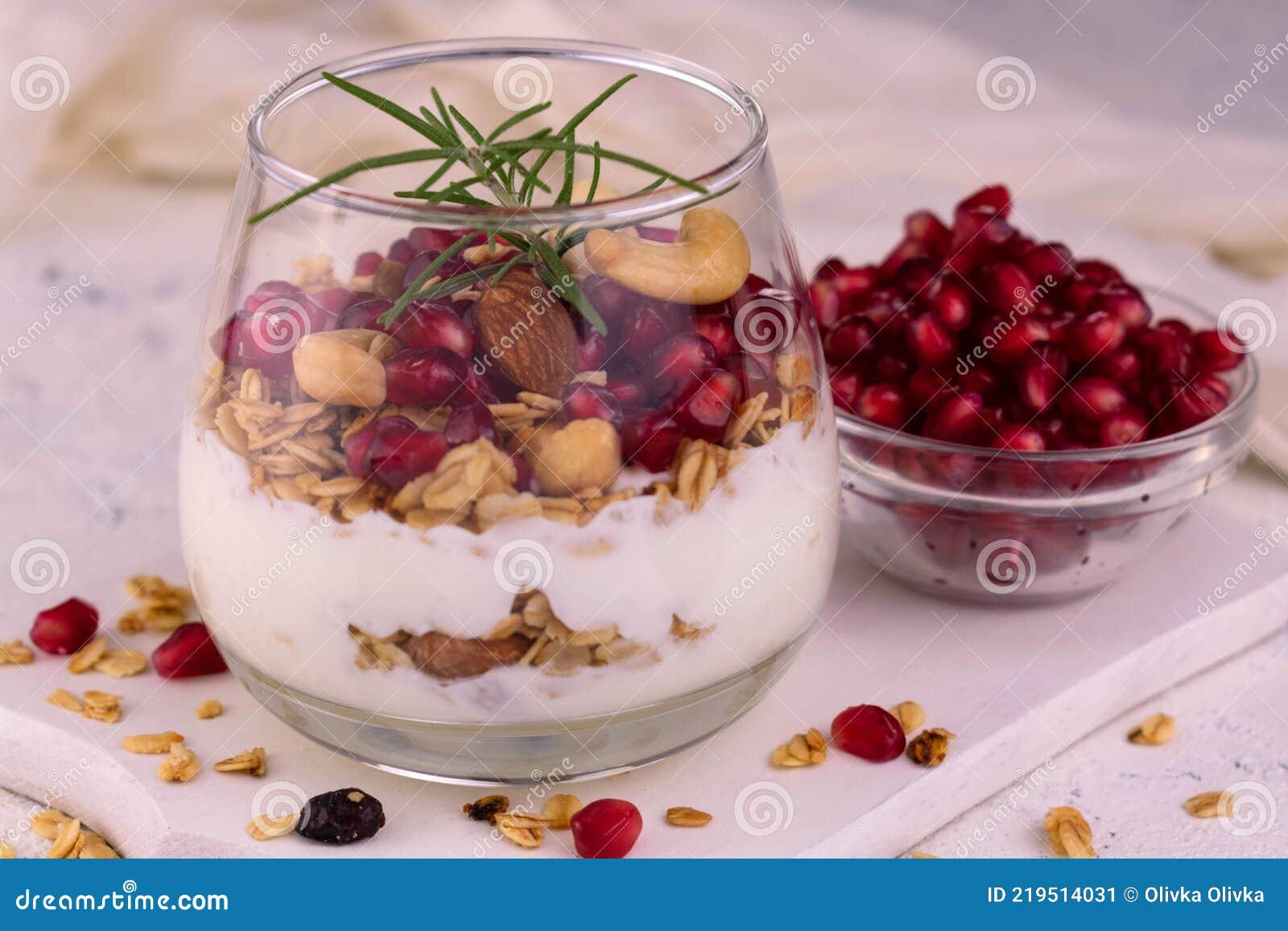 Postre Con Queso Crema Con Granola Y Granada. Imagen de archivo ...