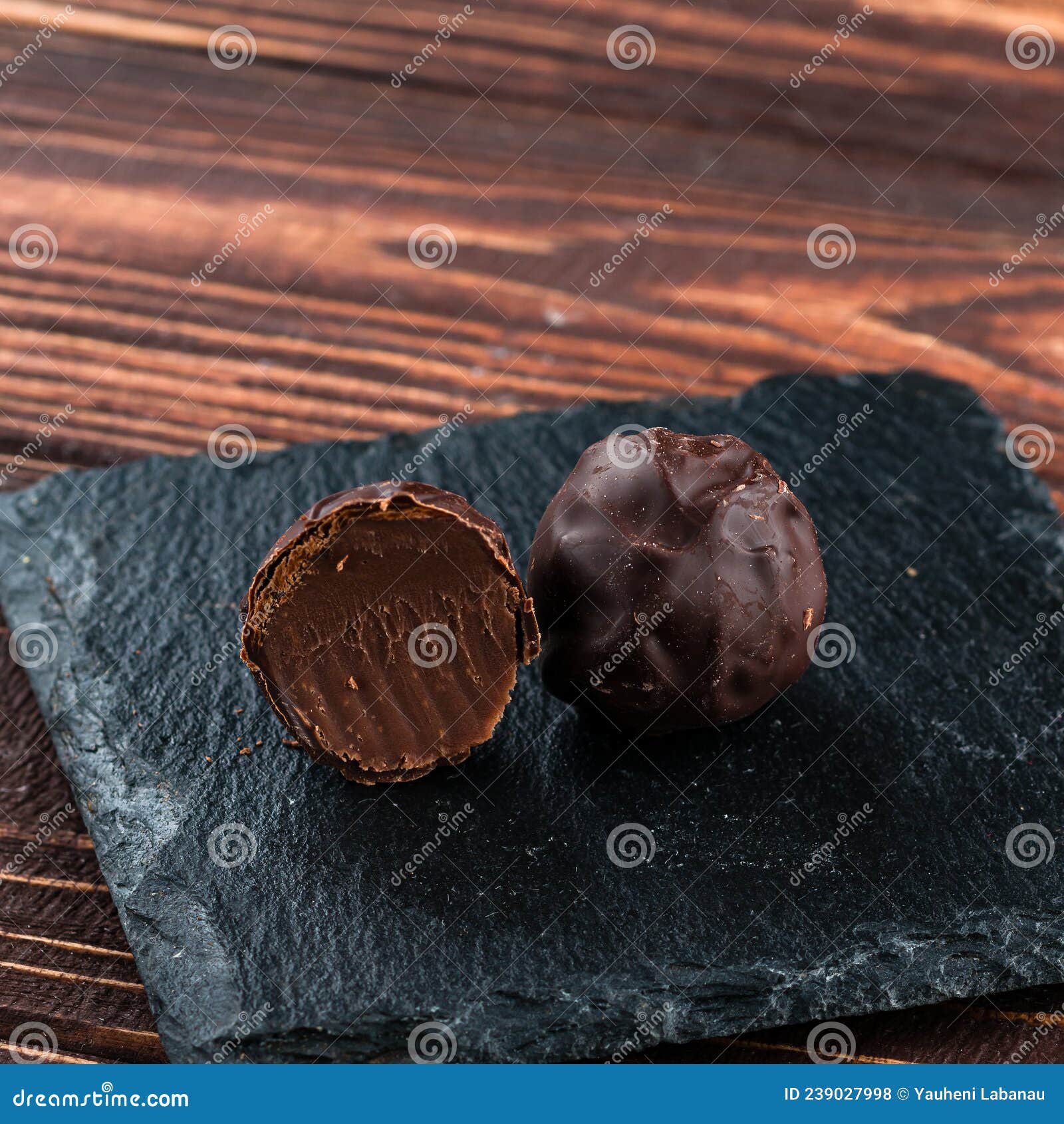 Postre De Chocolate Redondo Cerrar Foto de archivo - Imagen de alimento ...