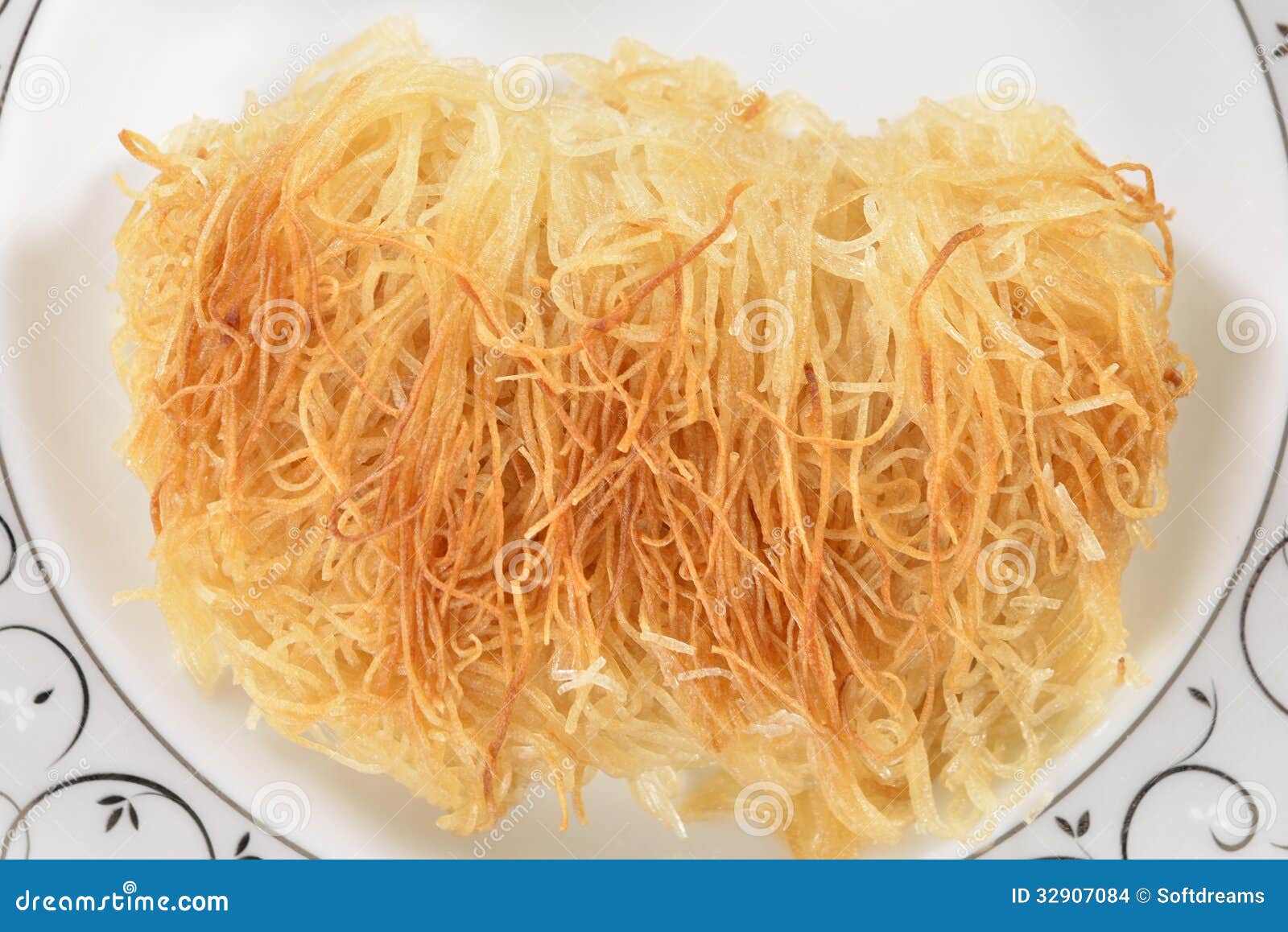 Postre de Kadayif foto de archivo. Imagen de sano, apetito - 32907084