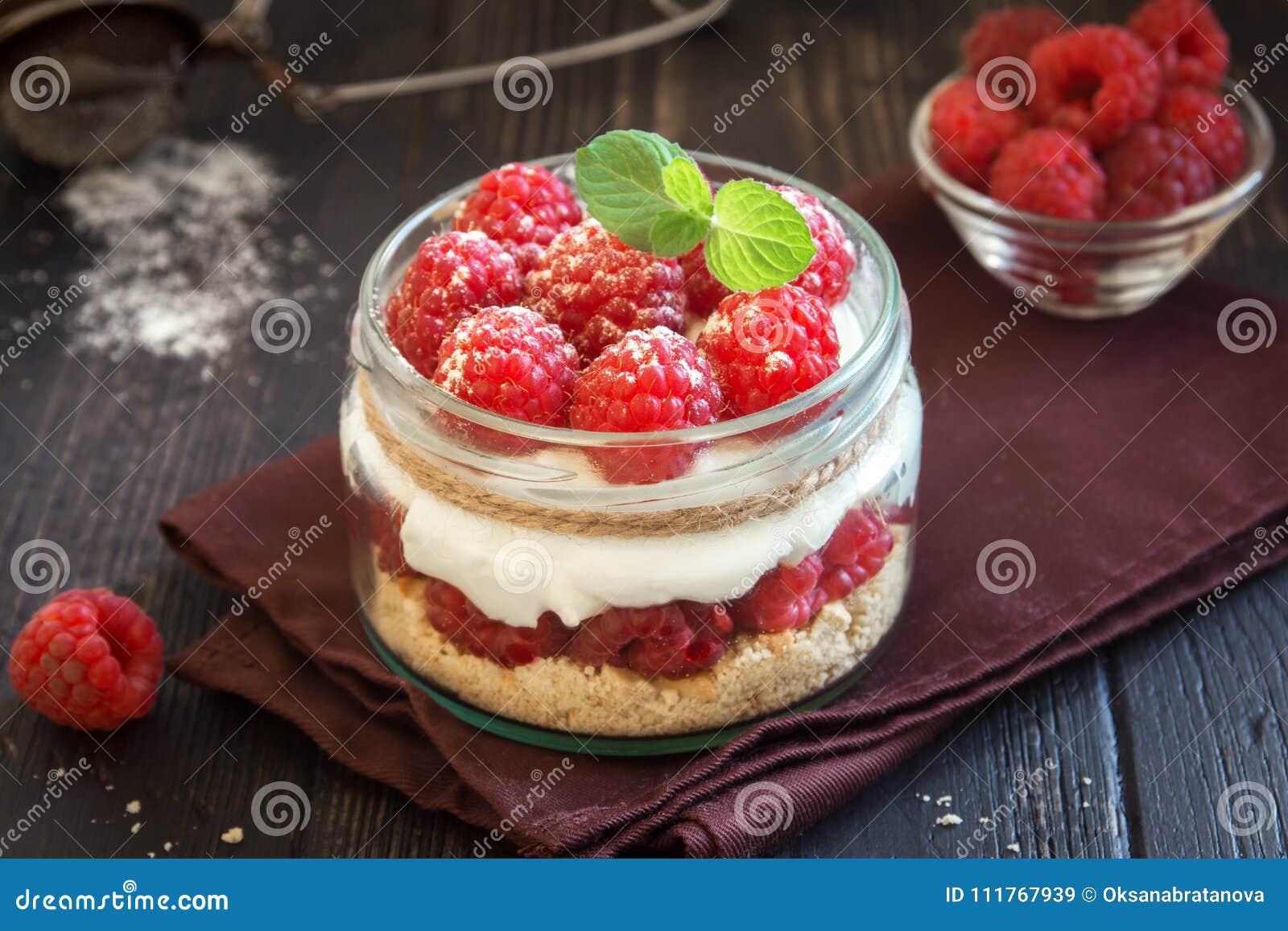 Postre De La Frambuesa En Tarro Imagen de archivo - Imagen de sano ...