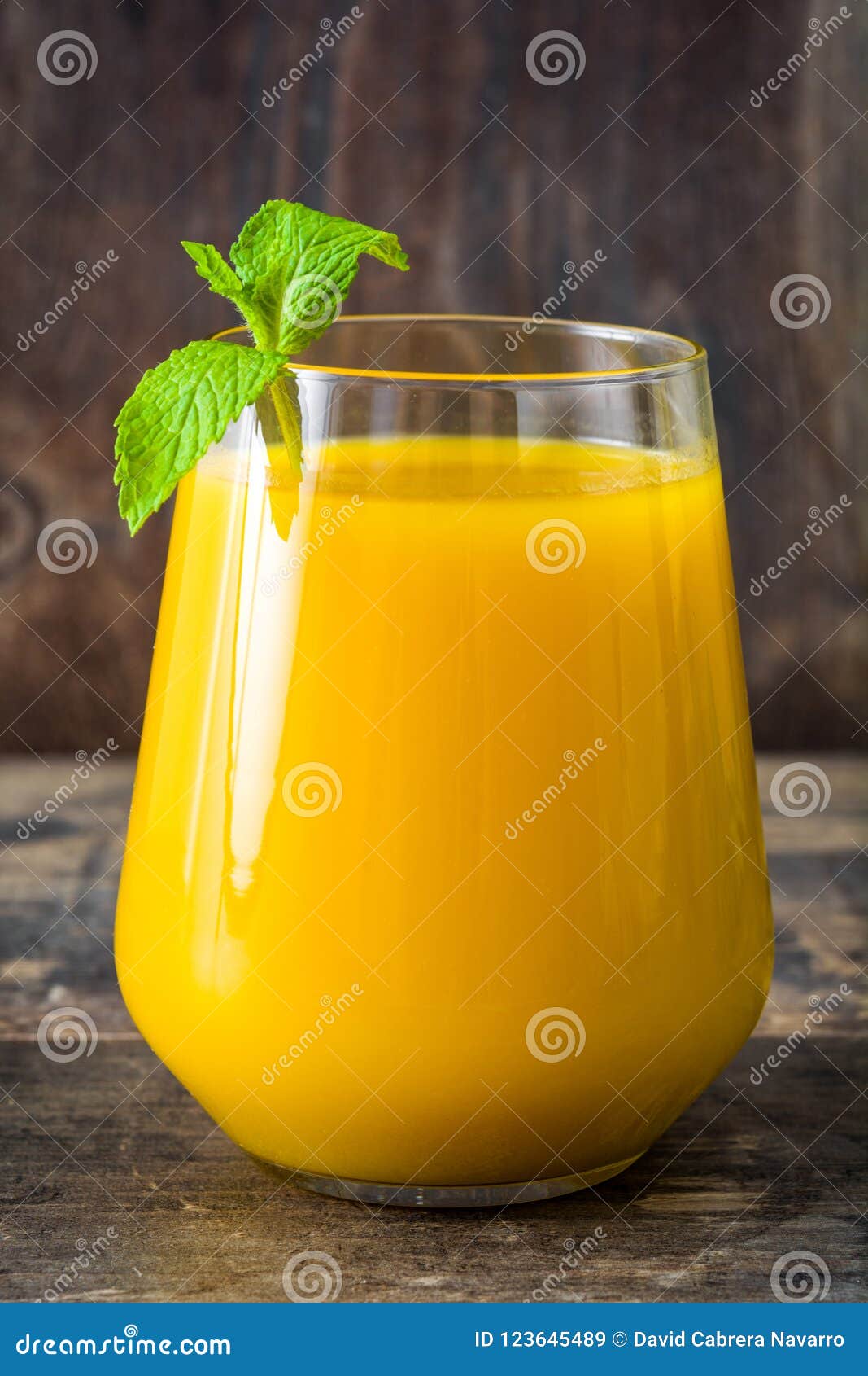 Postre De Lassi Del Mango Bebida India Tradicional En La Madera Imagen ...