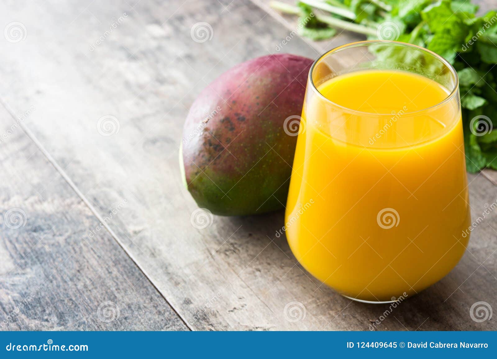 Postre De Lassi Del Mango Bebida India Tradicional En La Madera Imagen ...