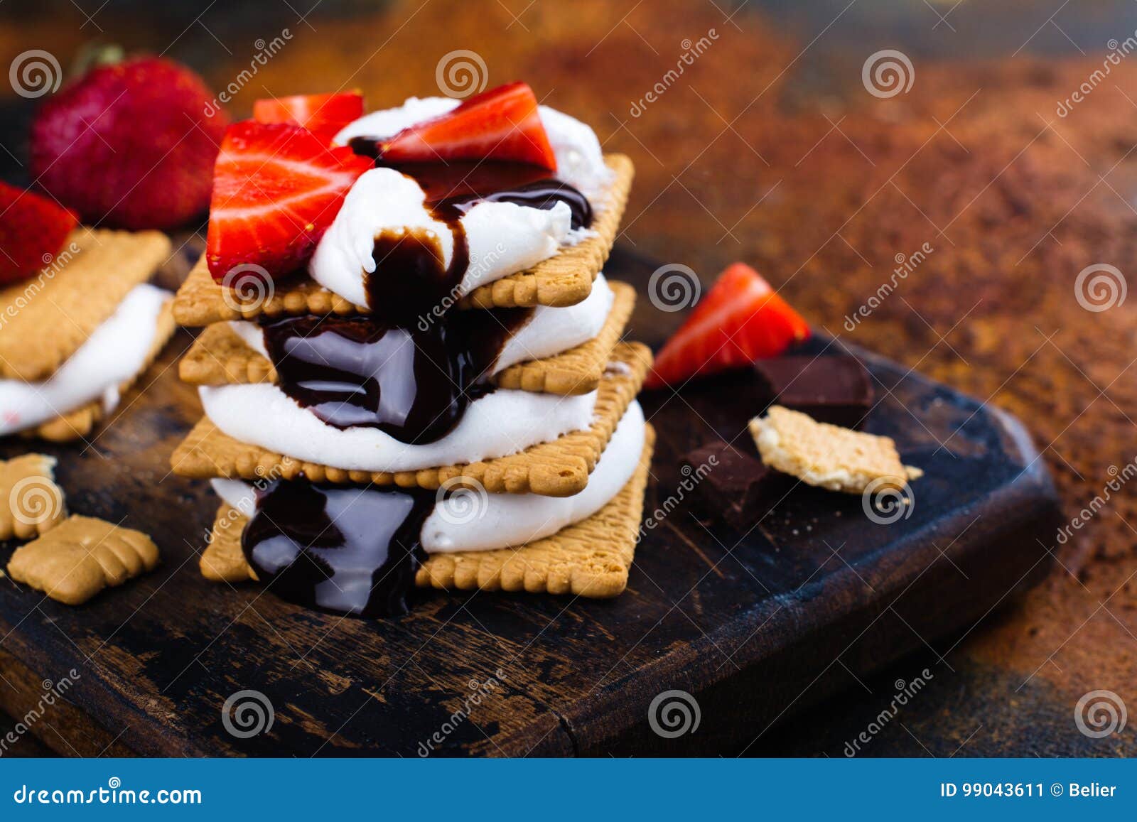 Postre De Los Smores De La Comida Campestre Imagen de archivo - Imagen ...