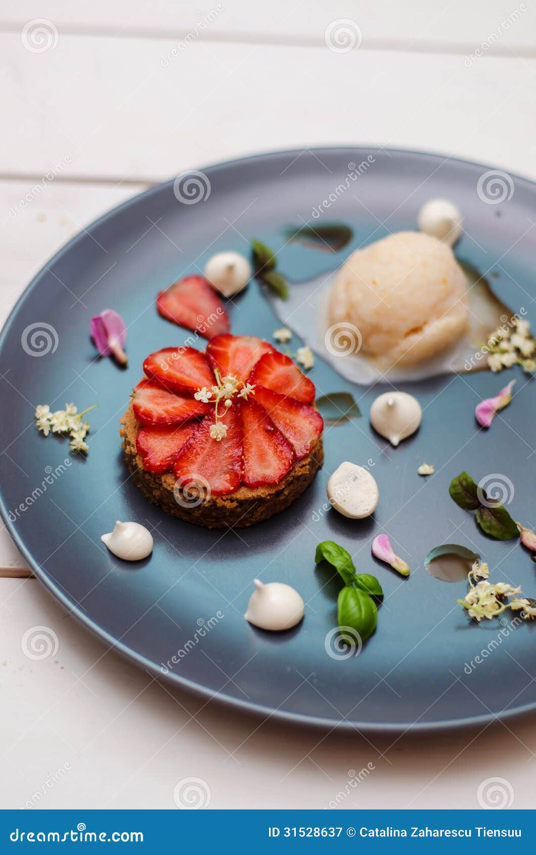 Postre De Lujo Con Las Fresas Imagen de archivo - Imagen de placa ...