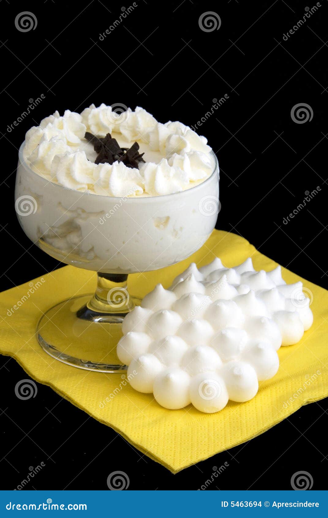 Postre del merengue foto de archivo. Imagen de comer, fruta - 5463694