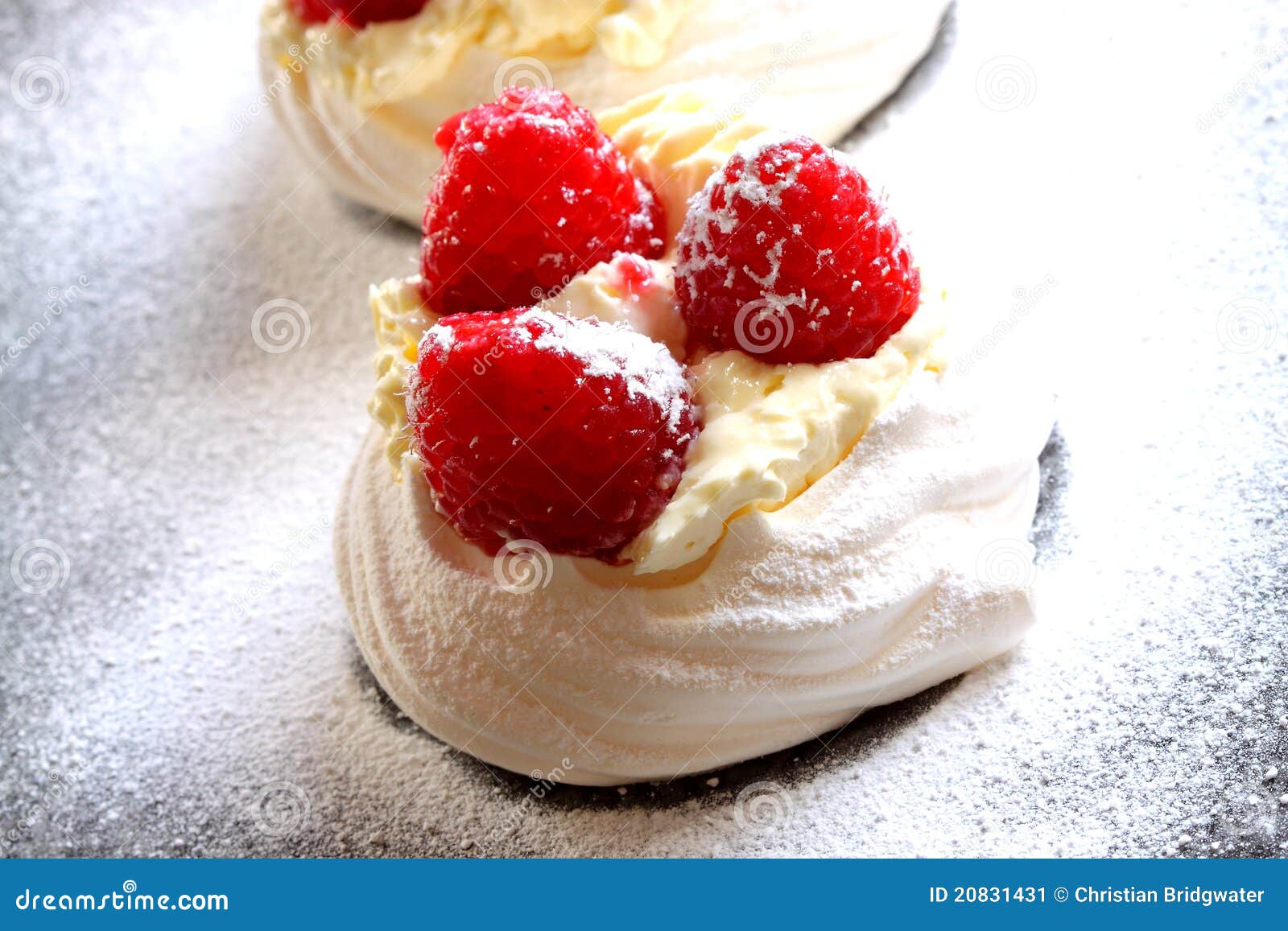 Postre Del Merengue De La Frambuesa Imagen de archivo - Imagen de ...