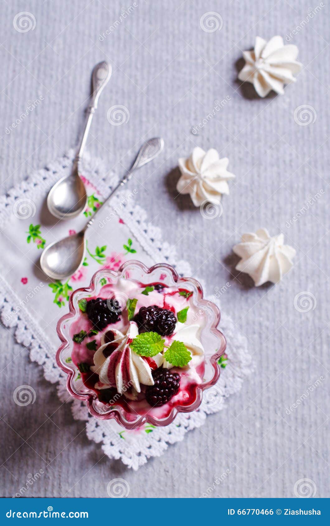 Postre Del Merengue Y De La Crema Foto de archivo - Imagen de menta ...