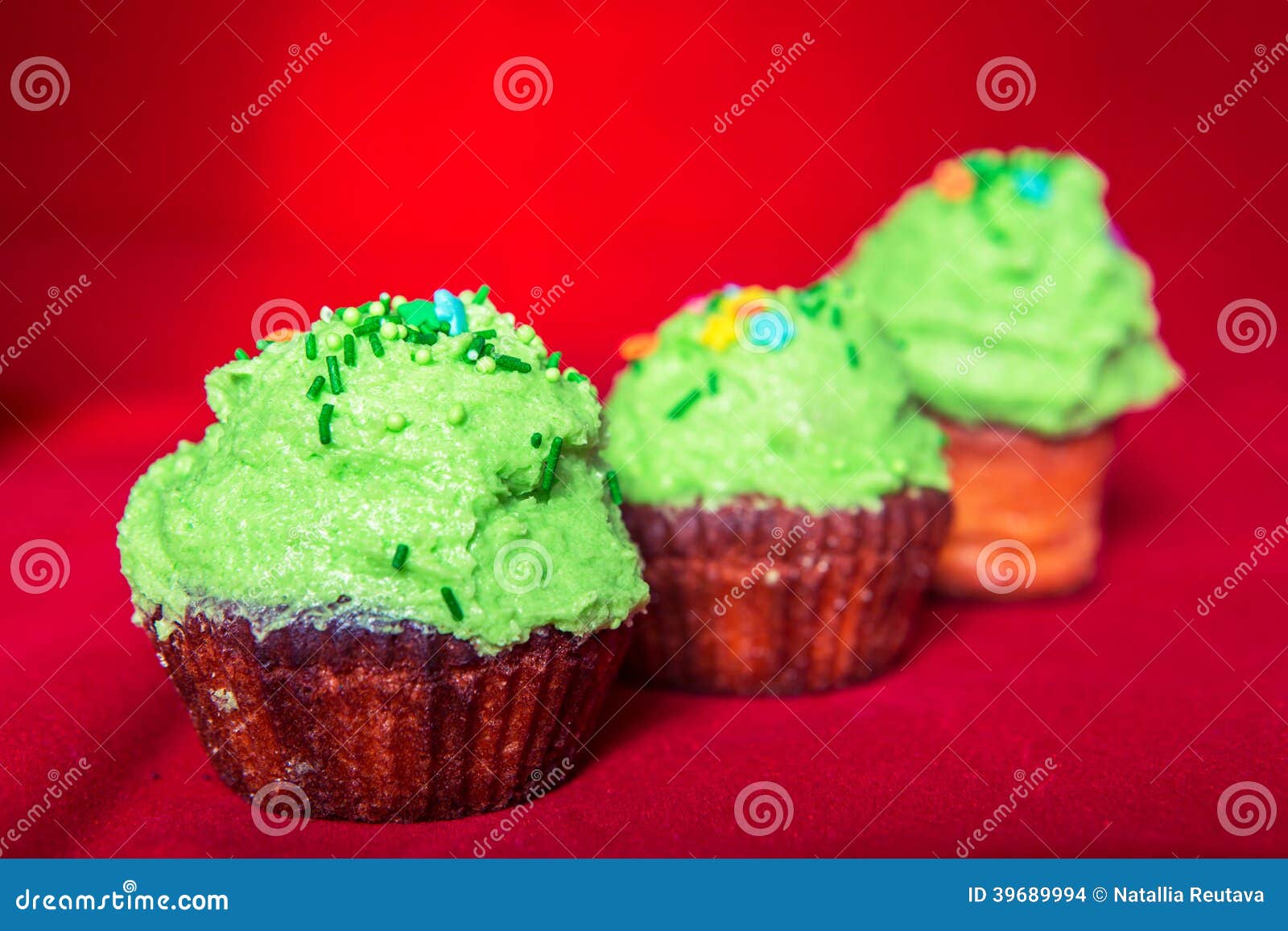 Postre Dulce Con Crema Verde Foto de archivo - Imagen de comer, rosa ...