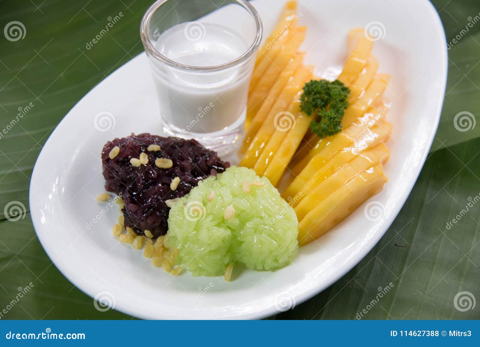 Postre, Mango Jugoso Cortado Y Palillo Bicolor Foto de archivo - Imagen ...
