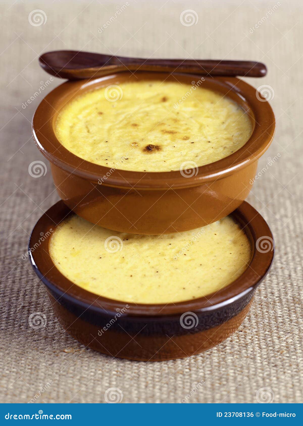 Postre poner crema catalán foto de archivo. Imagen de crema - 23708136