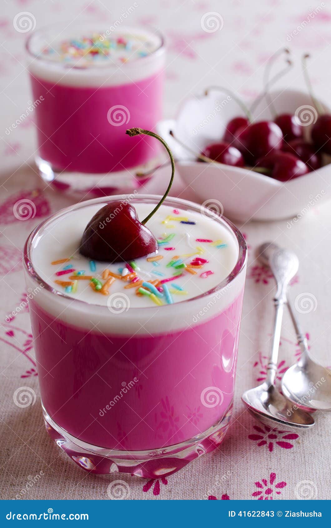 Postre rosado imagen de archivo. Imagen de bocado, color - 41622843