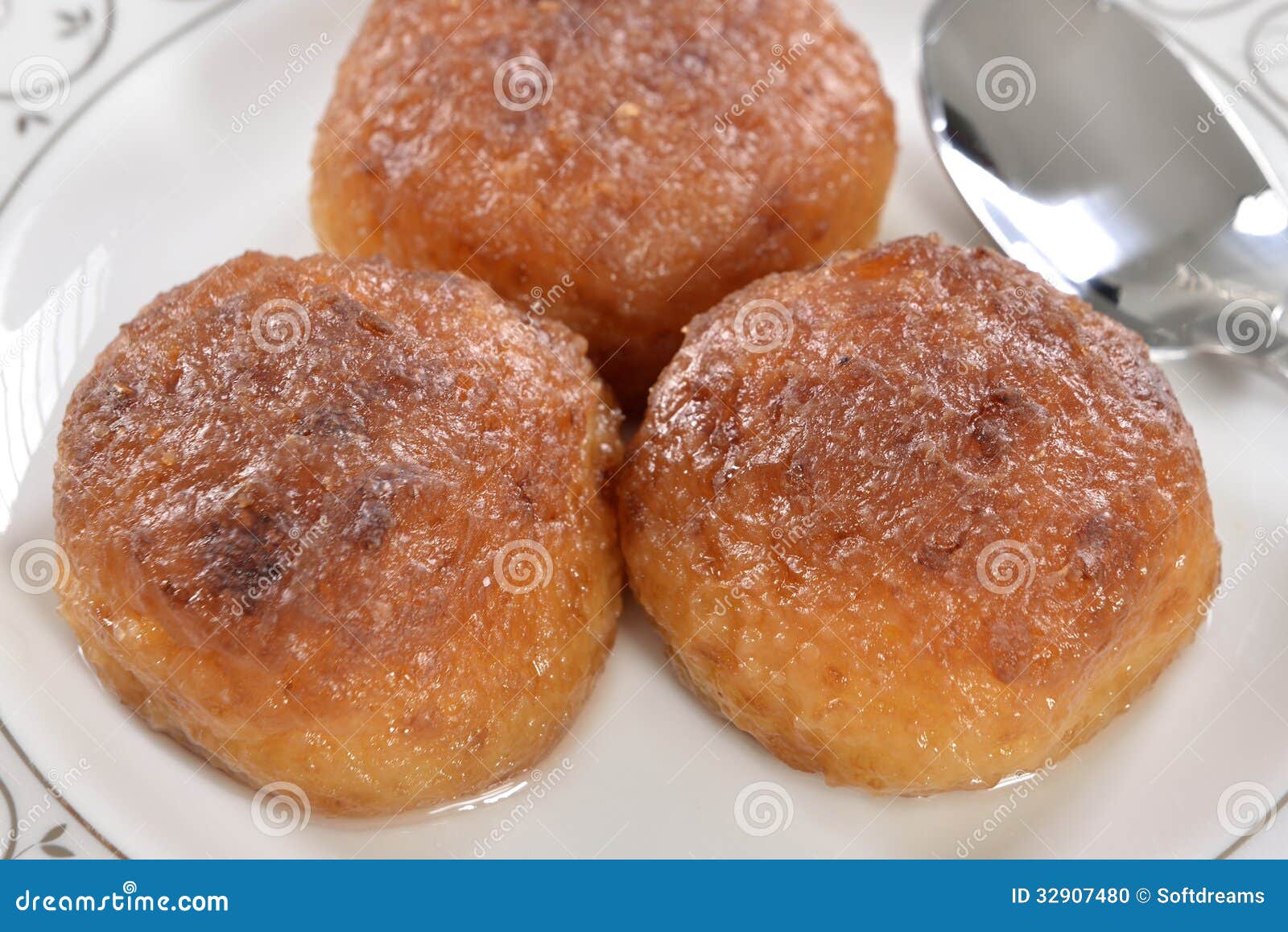 Postre turco con la placa foto de archivo. Imagen de sabroso - 32907480