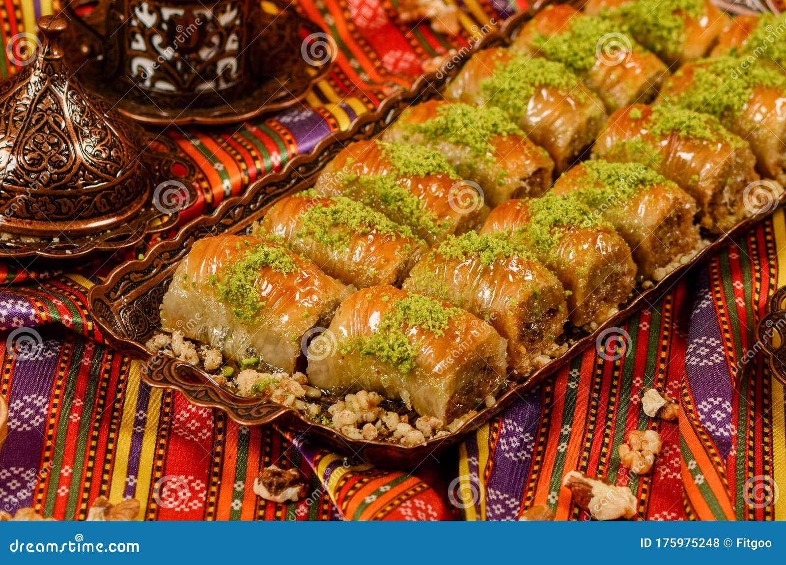 Postre Turco De La Cocina Turca Baklava Foto de archivo - Imagen de ...