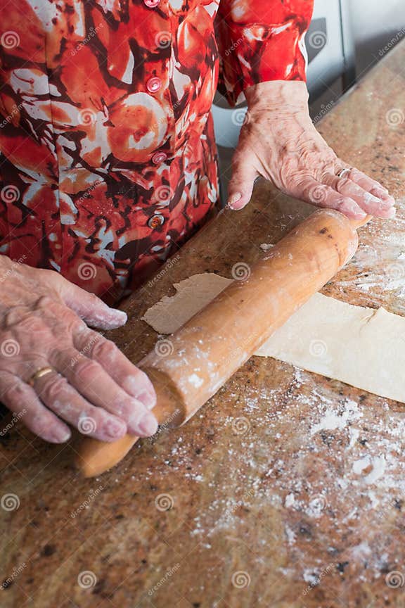 Postre Típico Asturiano De Navidad. Manos De Una Mujer Anciana Con Un ... Postre Típico Asturiano De Navidad. Manos De Una Mujer Anciana Con Un ...