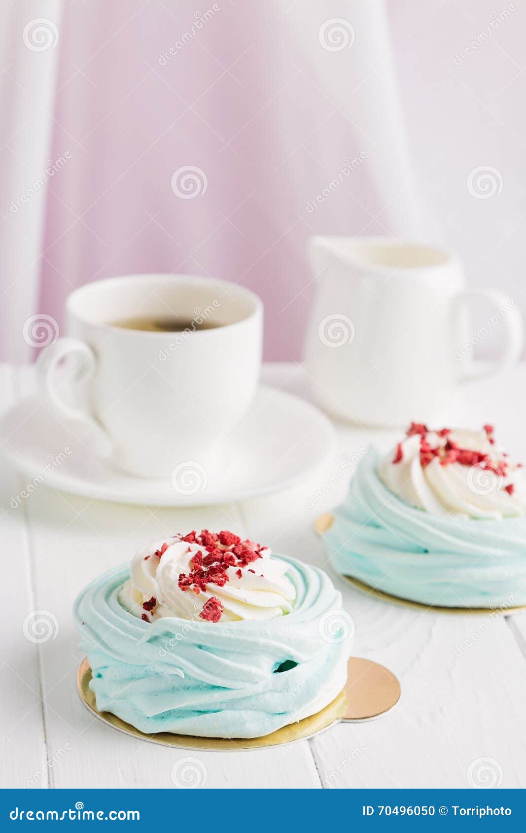 Postres azules del pavlova foto de archivo. Imagen de rosa - 70496050