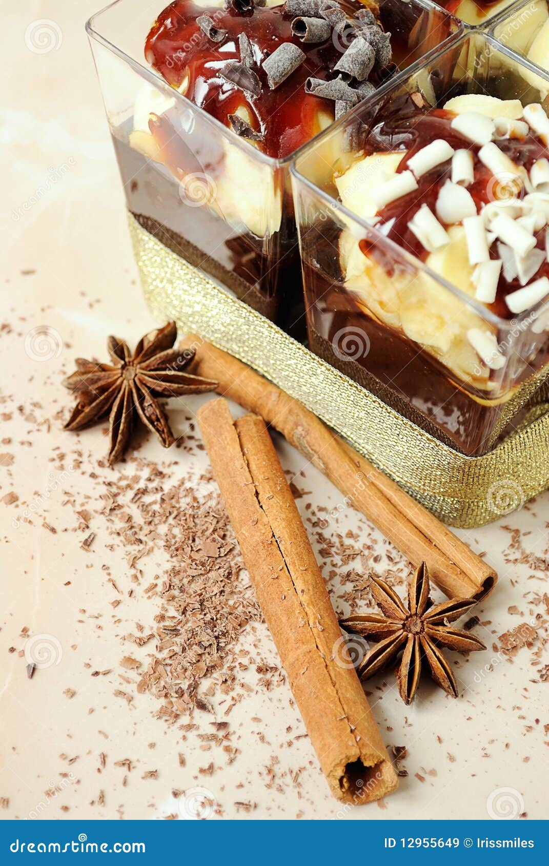 Postres Cremosos En Vidrios Imagen de archivo - Imagen de cinamomo ...