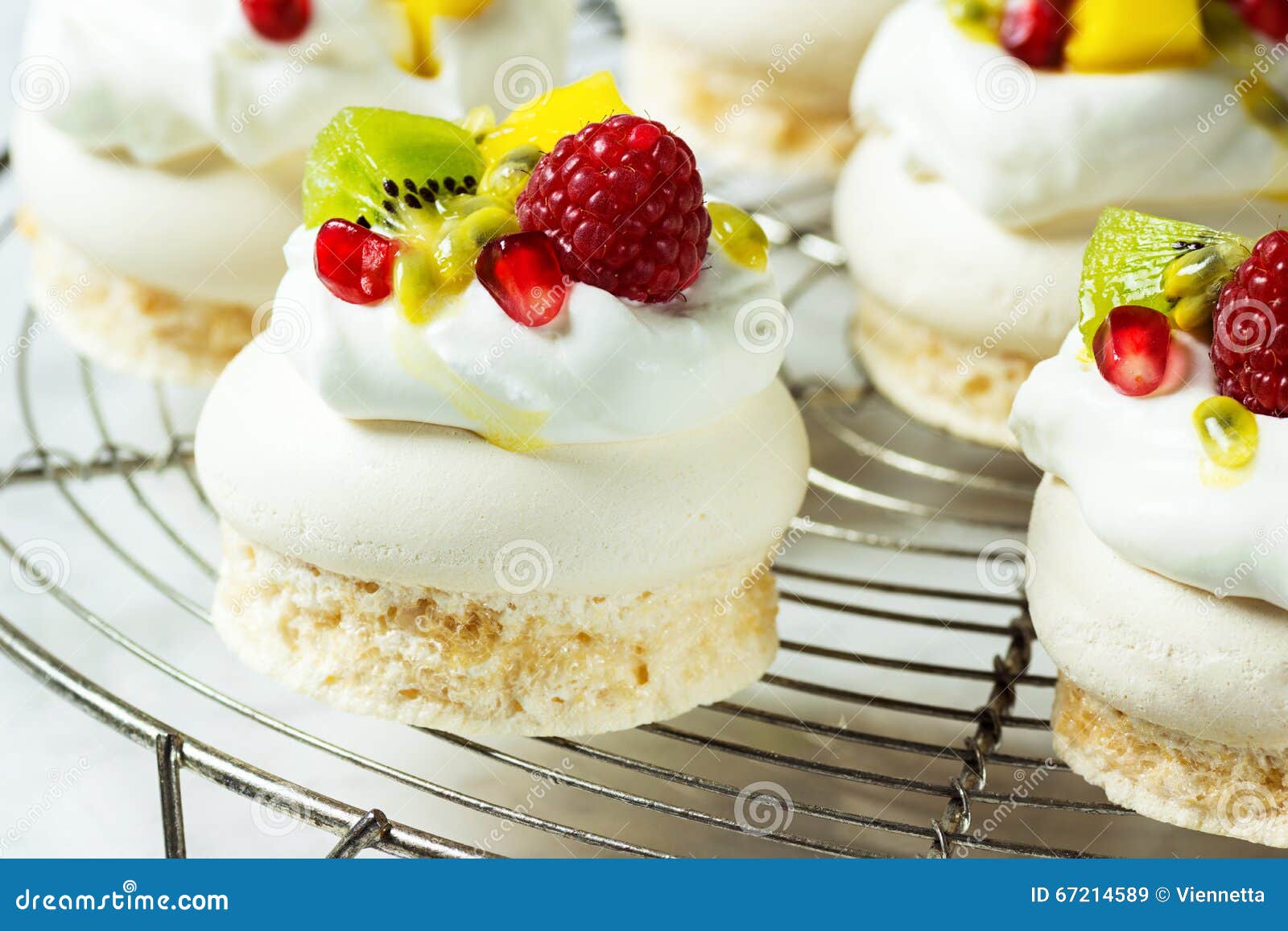 Postres De Mini Tropical Fruit Pavlova Meringue Imagen de archivo ...