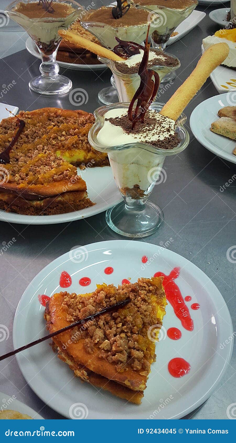 Postres dulces imagen de archivo. Imagen de variedad - 92434045