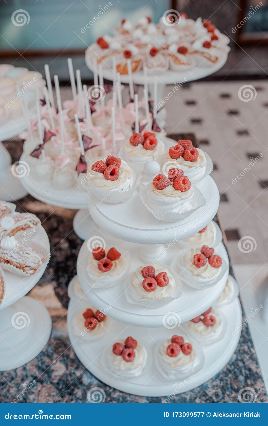 Postres Para Una Mesa De Bodas Imagen de archivo - Imagen de pompas ...