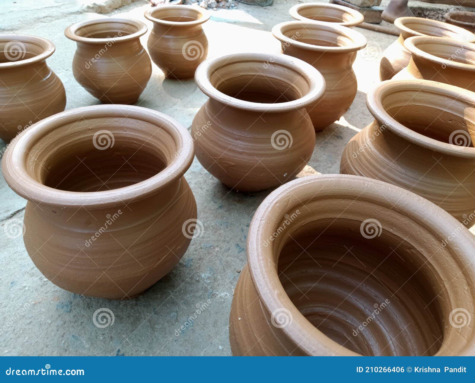 Pot d'argile photo stock. Image du objet, argile, travail - 210266406