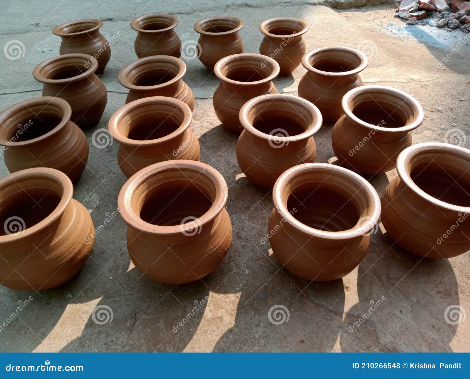 Pot d'argile photo stock. Image du handmade, argile - 210266548