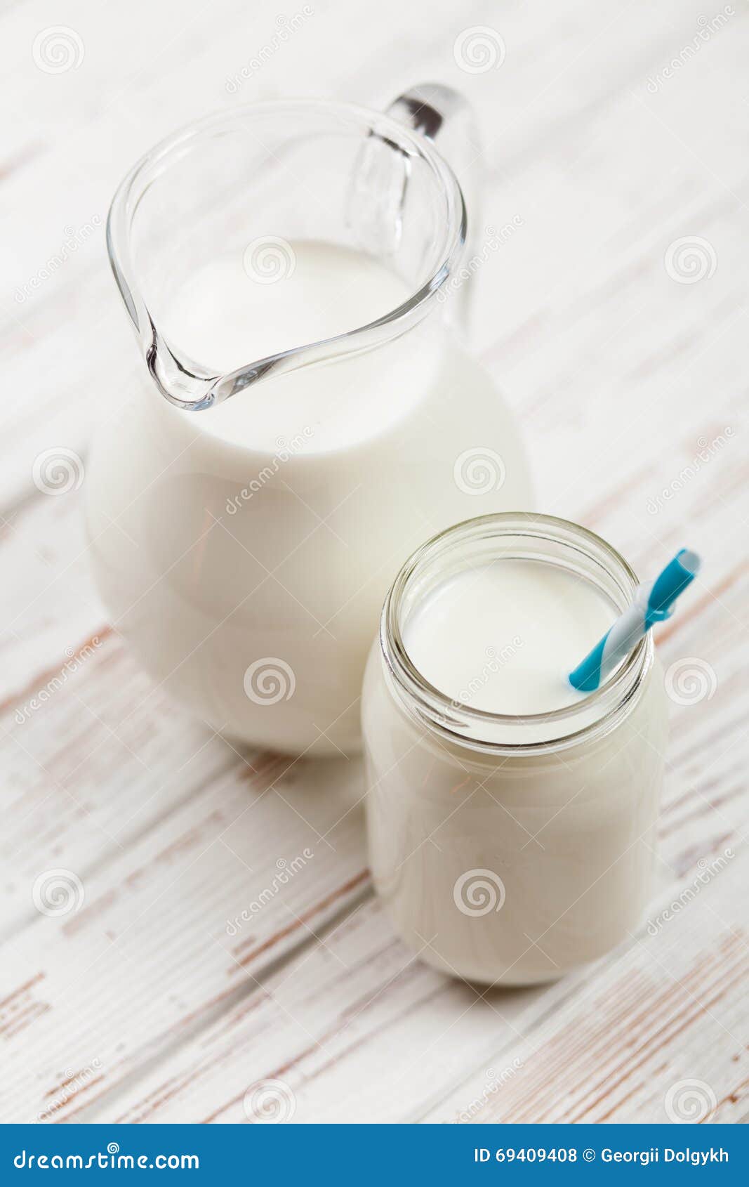 Pot De Lait Sur La Table En Bois Photo stock - Image du wooden, calcium ...