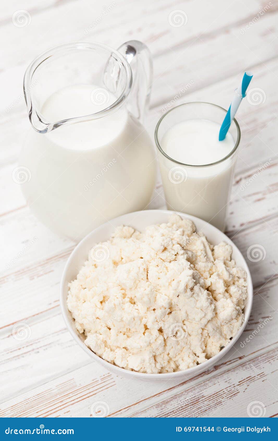 Pot De Lait Sur La Table En Bois Photo stock - Image du blanc, rustique ...