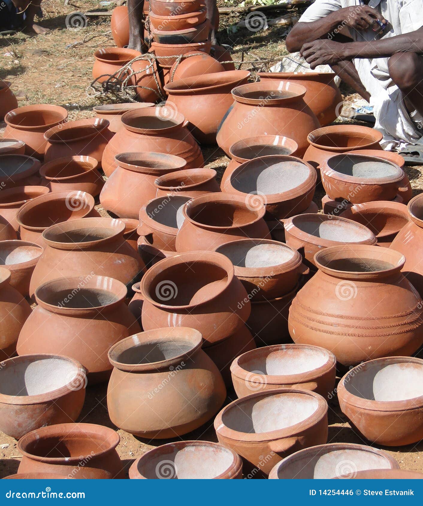 POT di argilla da vendere fotografia stock. Immagine di terraglie ...