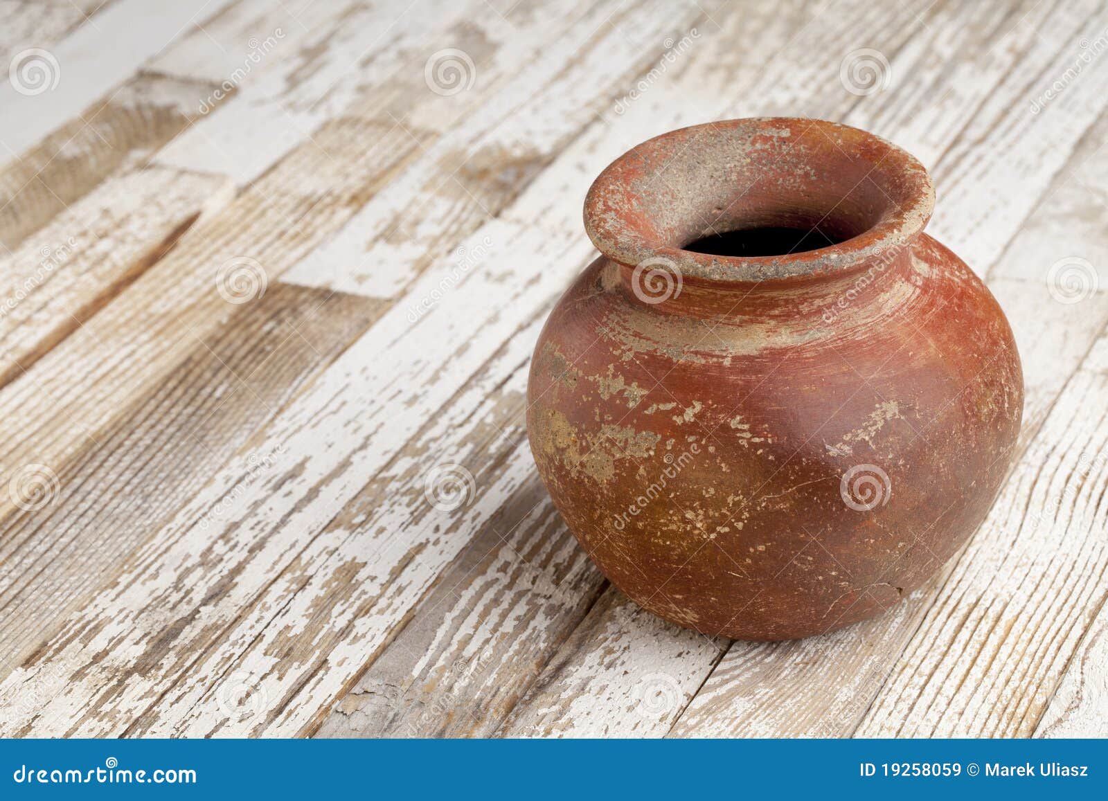 POT Di Argilla Rossa Sulla Tabella Rustica Immagine Stock - Immagine di ...