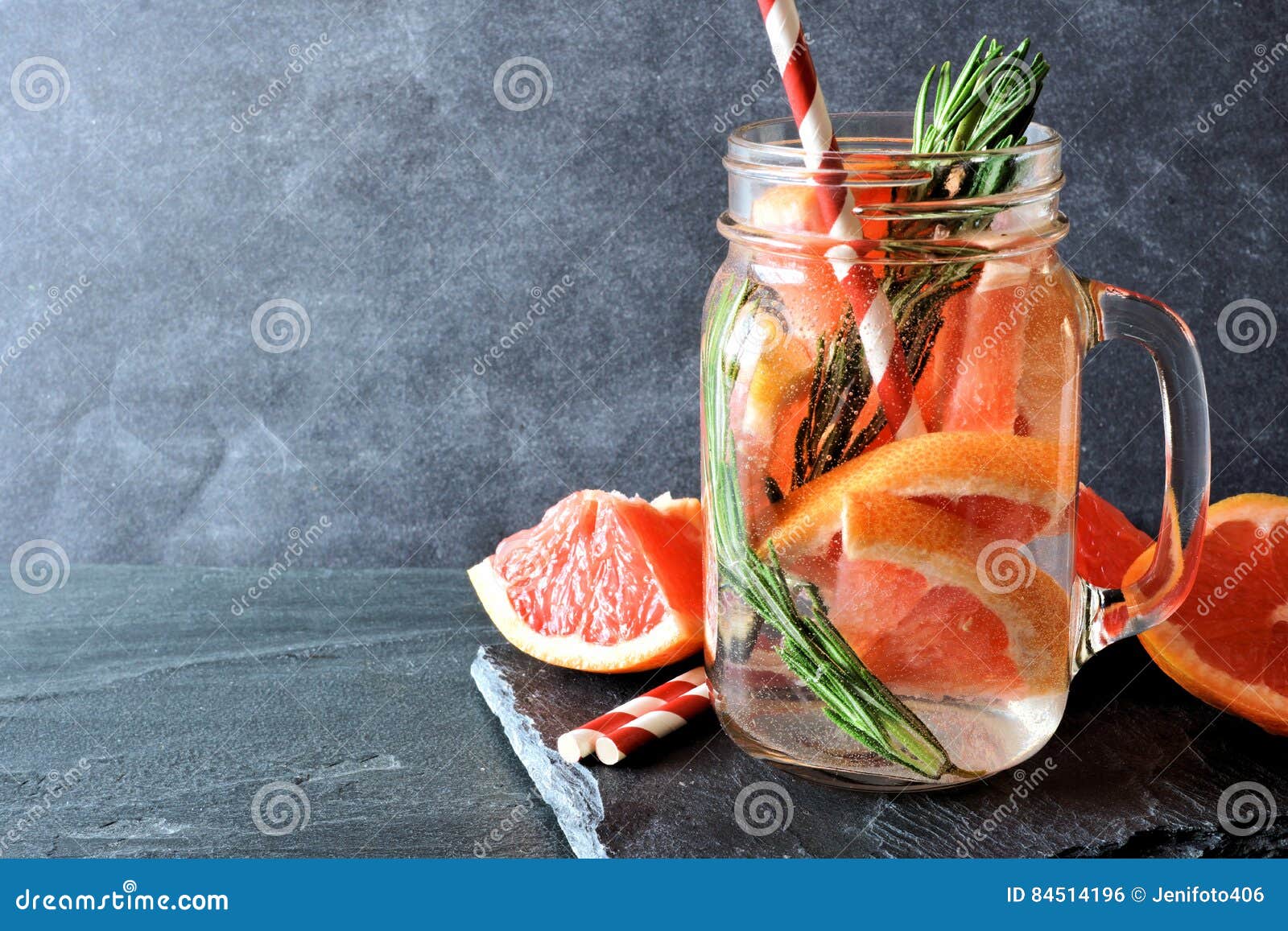 Pot Du Pamplemousse, L'eau De Detox De Romarin Contre L'ardoise Photo ...