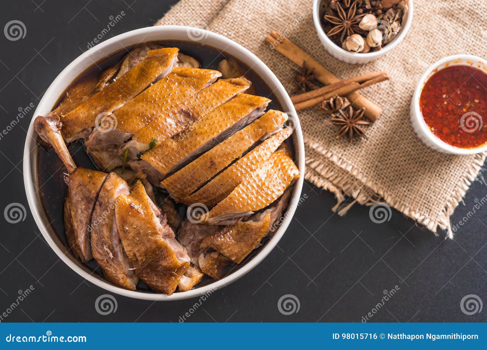 Pot-gestoofde Eend Met Saus En Ingradients Stock Foto - Image of ...