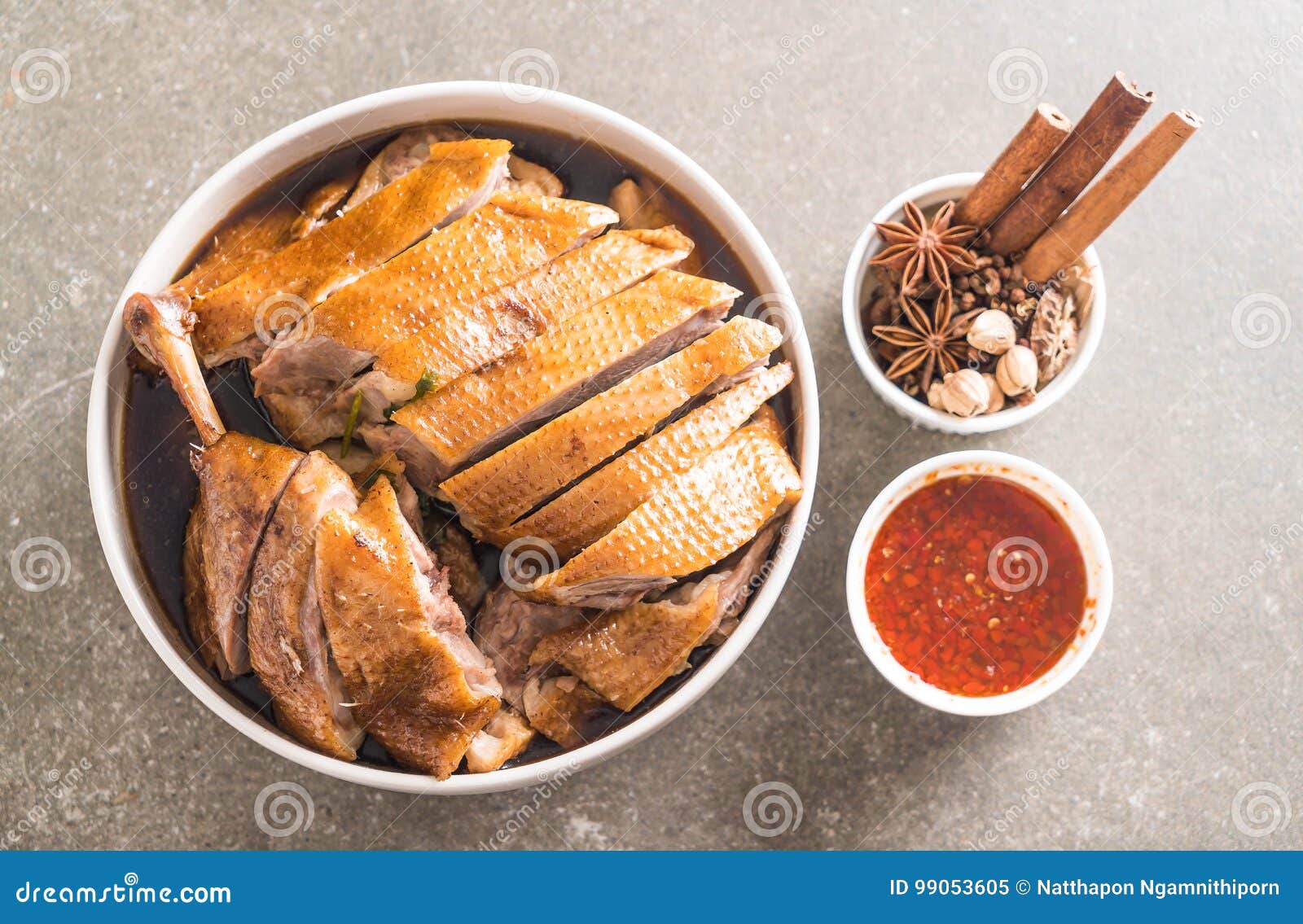 Pot-gestoofde Eend Met Saus En Ingradients Stock Afbeelding - Image of ...