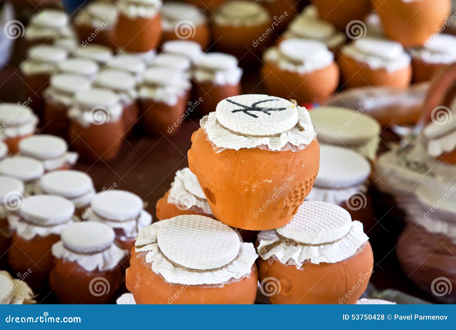 Pot met honing stock foto. Image of houder, weinig, handig - 53750428