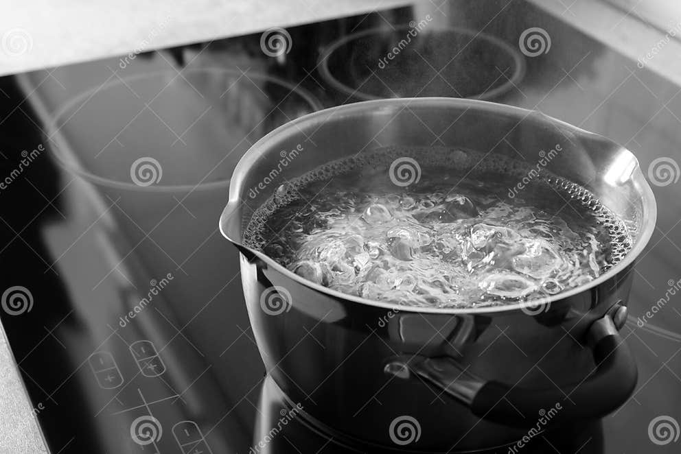 Pot Met Kokend Water Op Elektrisch Fornuis Stock Afbeelding - Image of ... Pot Met Kokend Water Op Elektrisch Fornuis Stock Afbeelding - Image of ...