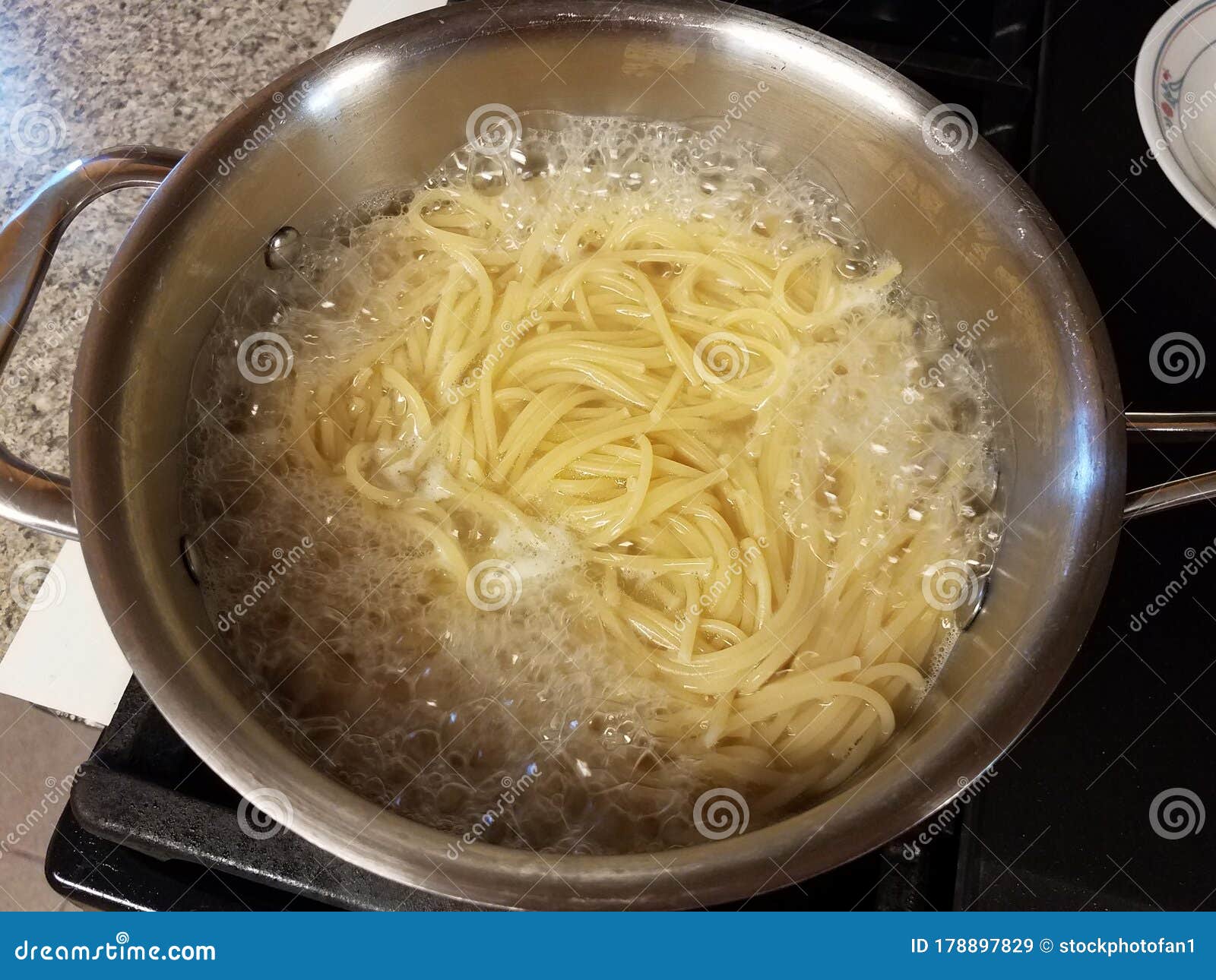 Pot of Spaghetti Noodles in Boiling Water on Stove Stock Image - Image ... Pot of Spaghetti Noodles in Boiling Water on Stove Stock Image - Image ...