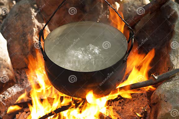 POT sul fuoco immagine stock. Immagine di calderone, nave - 41589375