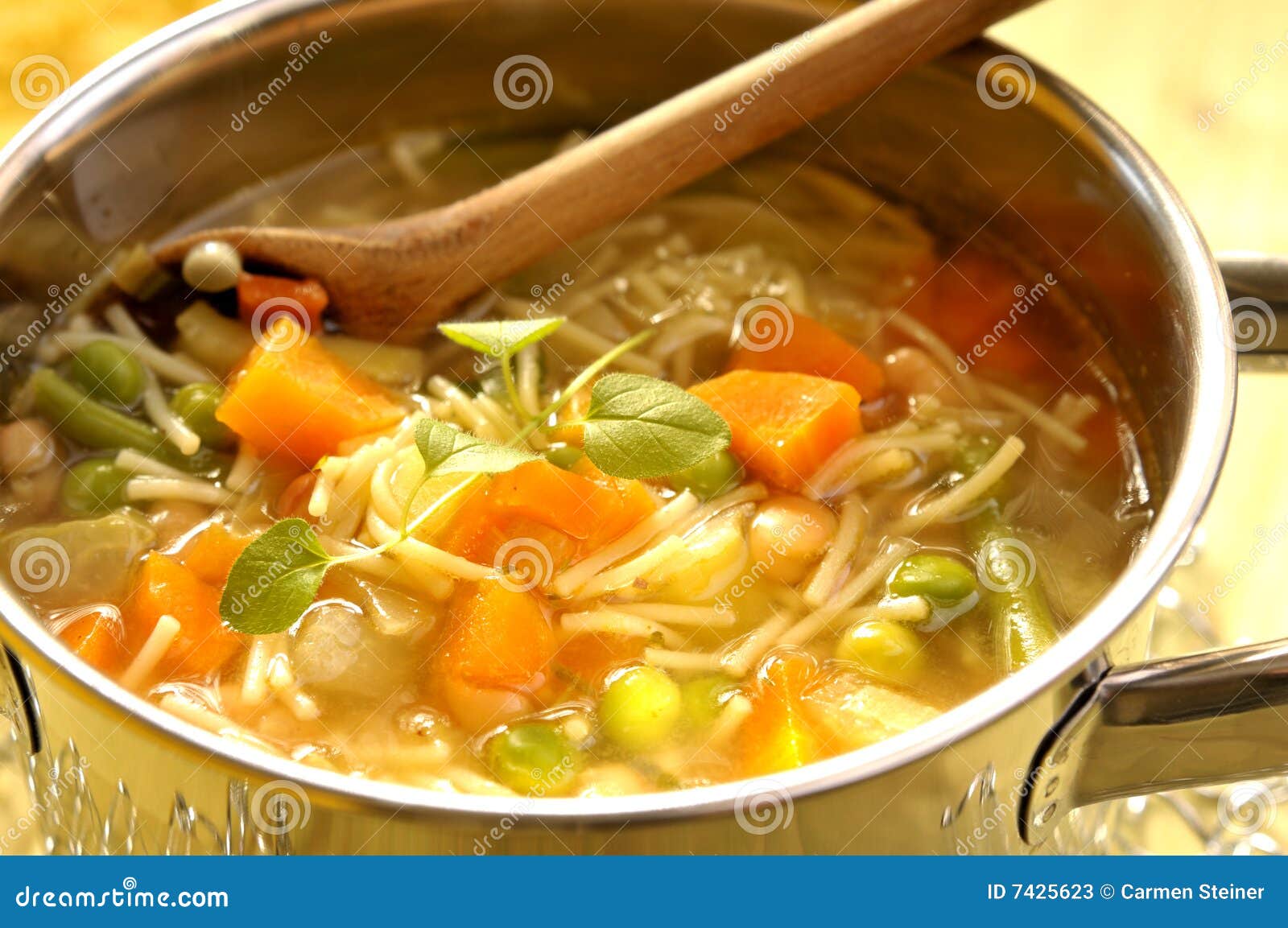 Pot van minestronesoep stock afbeelding. Image of minestrone - 7425623