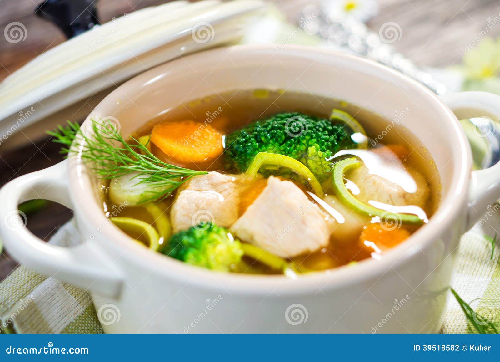 Potage au poulet photo stock. Image du cuit, déjeuner - 39518582