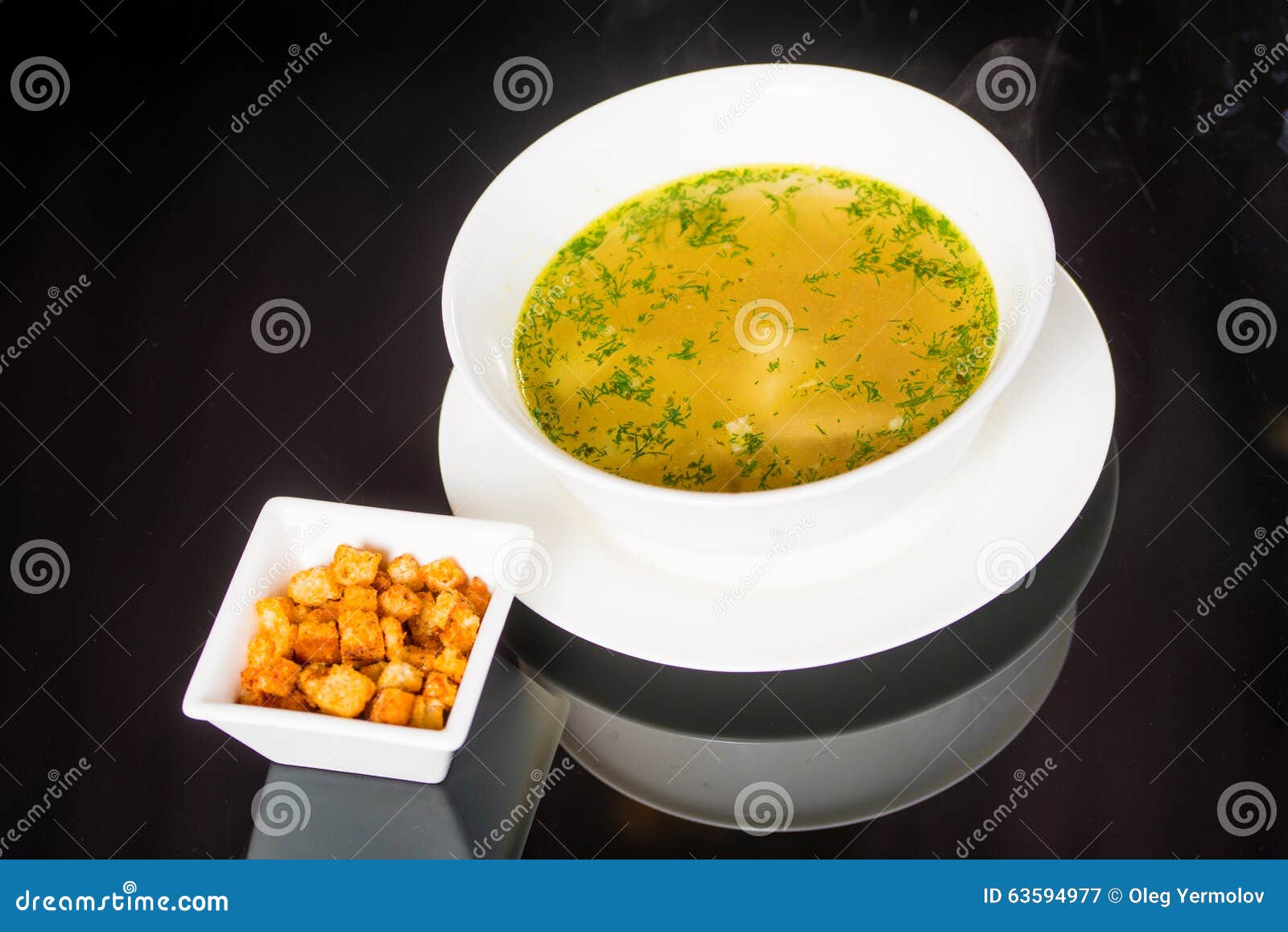 Potage Au Poulet En Plat Et Biscuits Blancs Image stock - Image du ...