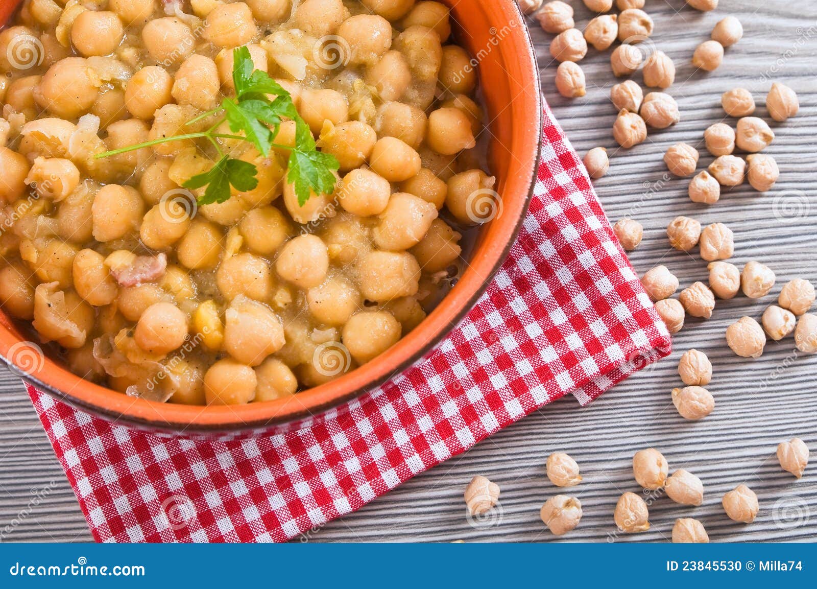 Potage De Pois Chiche Dans La Cuvette De Terre Cuite. Photo stock ...