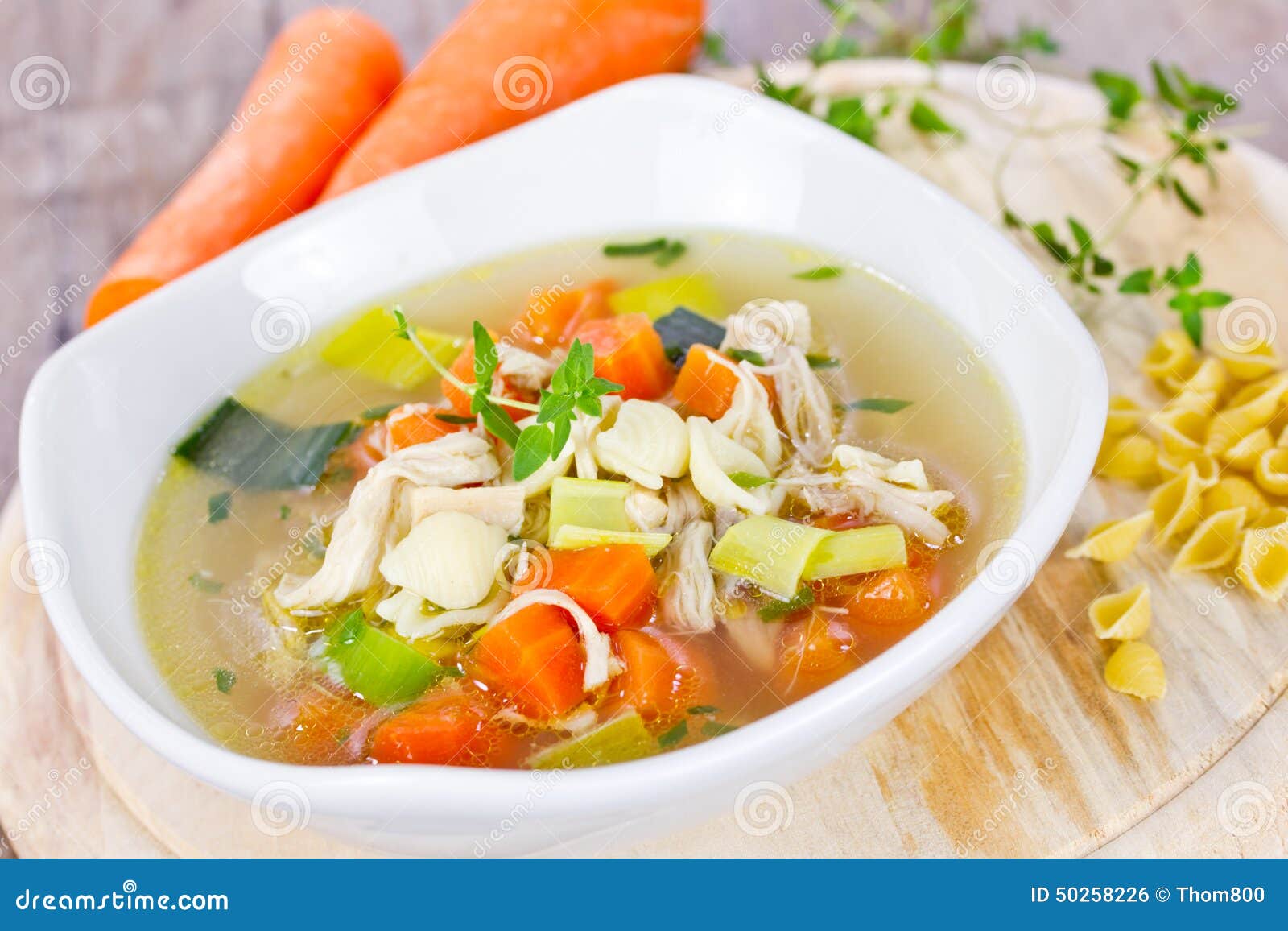 Potage de poulet photo stock. Image du oignon, nouilles - 50258226