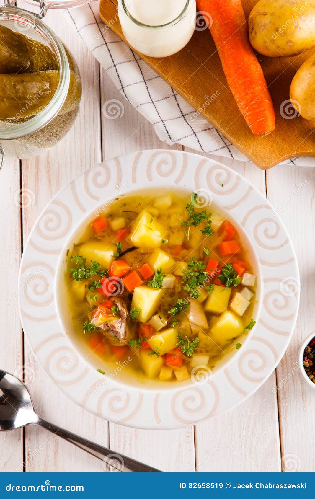 Potage de poulet image stock. Image du persil, plaque - 82658519